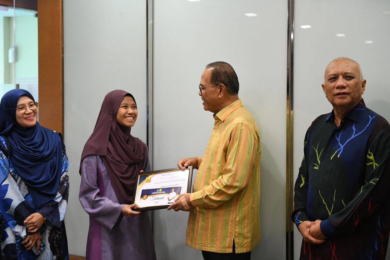 Pelajar Cemerlang SPM MTNP 2022 Terima Biasiswa Kecemerlangan Menteri ...